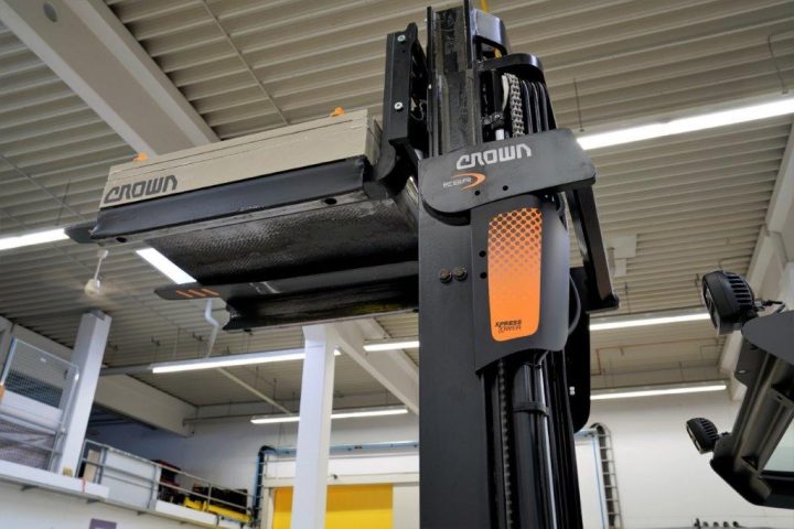 Test + video: Crown ESR 1000 – New dimensions - Logistics Inside ...