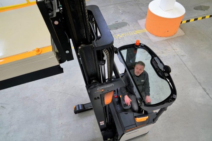 Test + video: Crown ESR 1000 – New dimensions - Logistics Inside ...