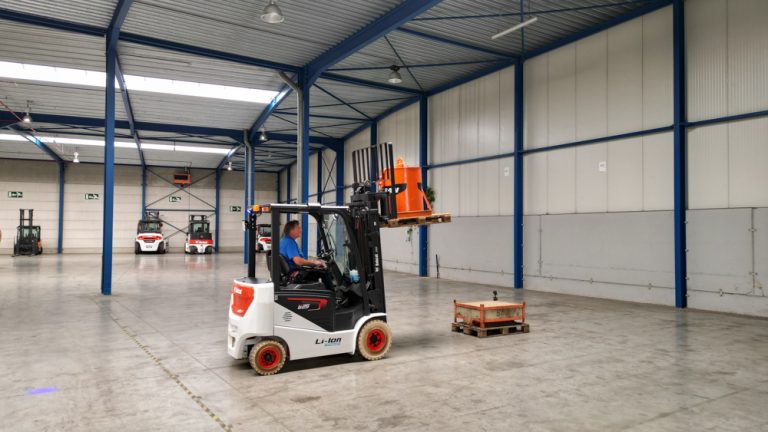 Test + video: Bobcat B25NS - Colourful alternative - Logistics Inside ...